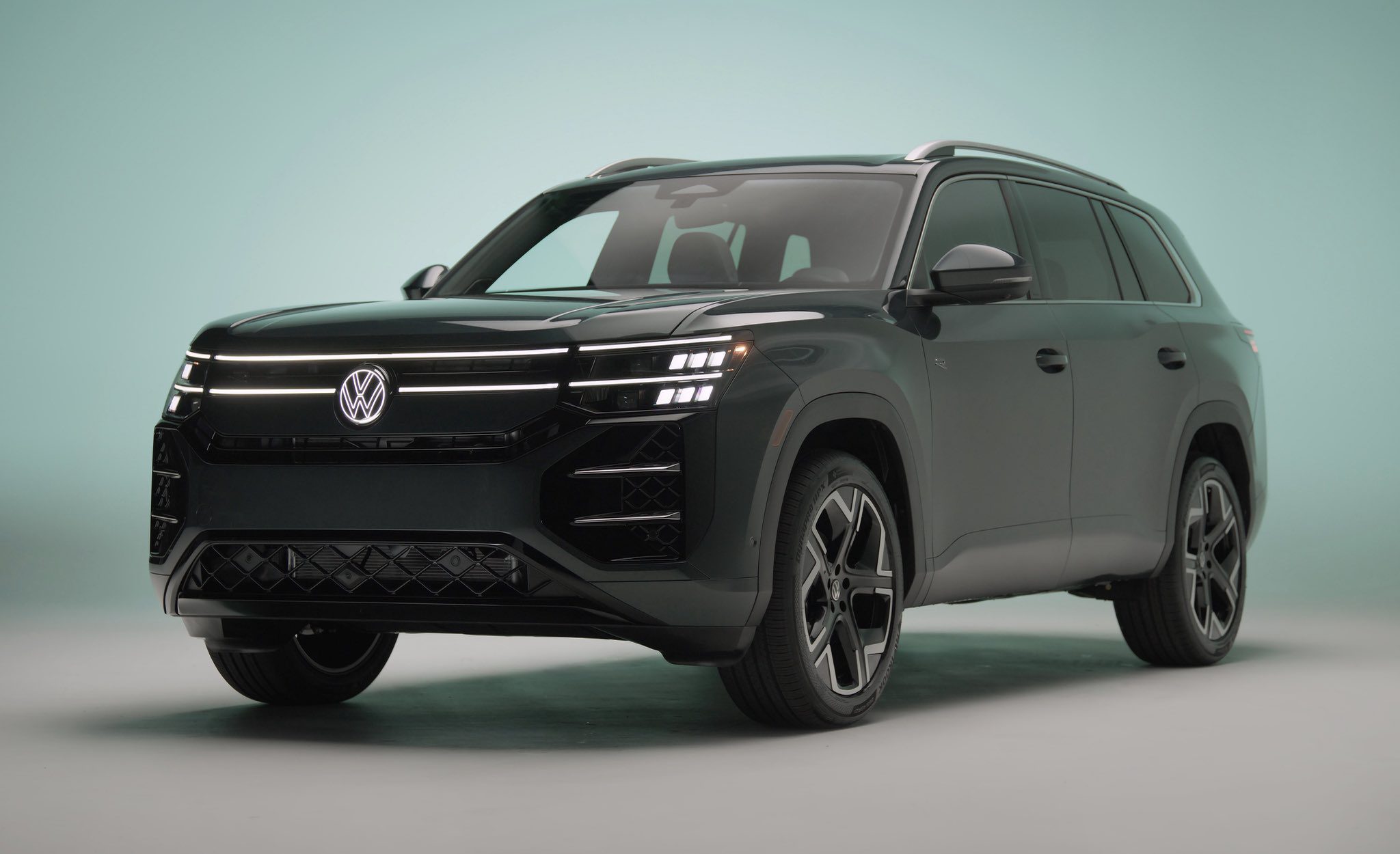 VW Atlas 2027 přijel do New Yorku: silnější motor, 15palcový displej a ...